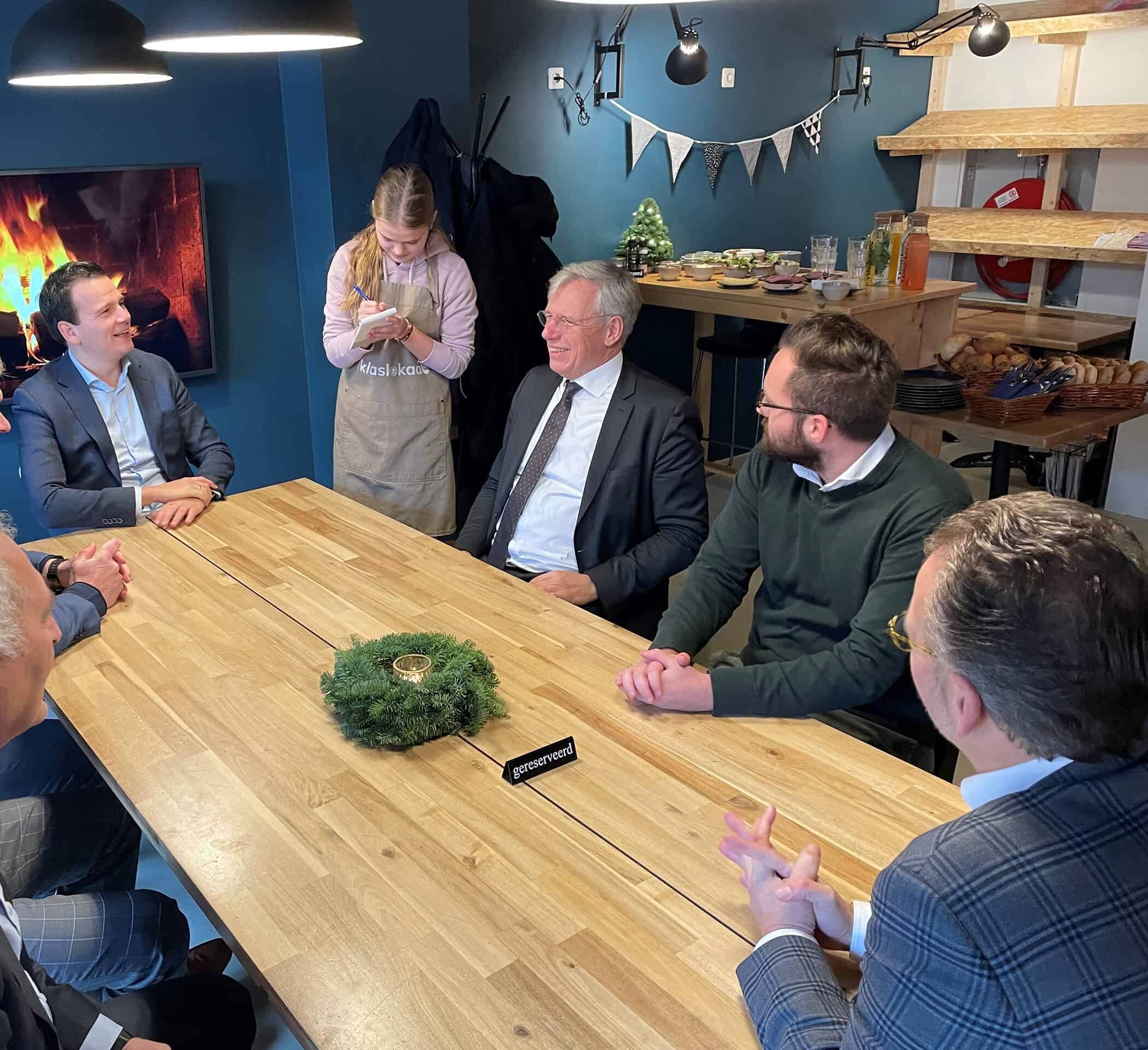 Burgemeester en wethouders bezoeken 't Klaslokaal - RTV Katwijk