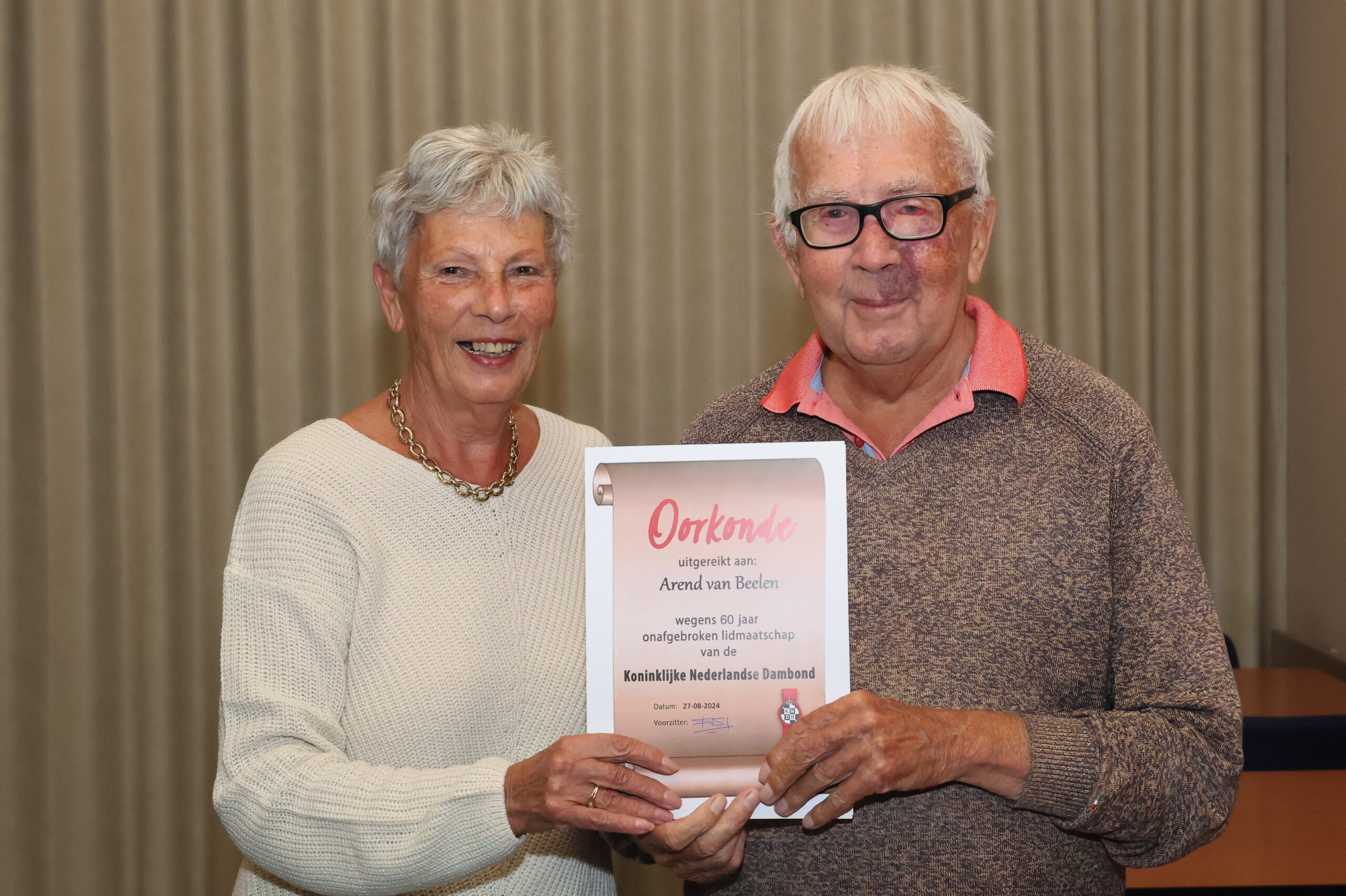 Arend van Beelen ruim 60 jaar dammer - RTV Katwijk