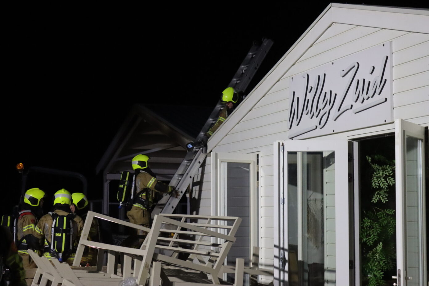 Brand bij strandpaviljoen Willy Zuid - RTV Katwijk